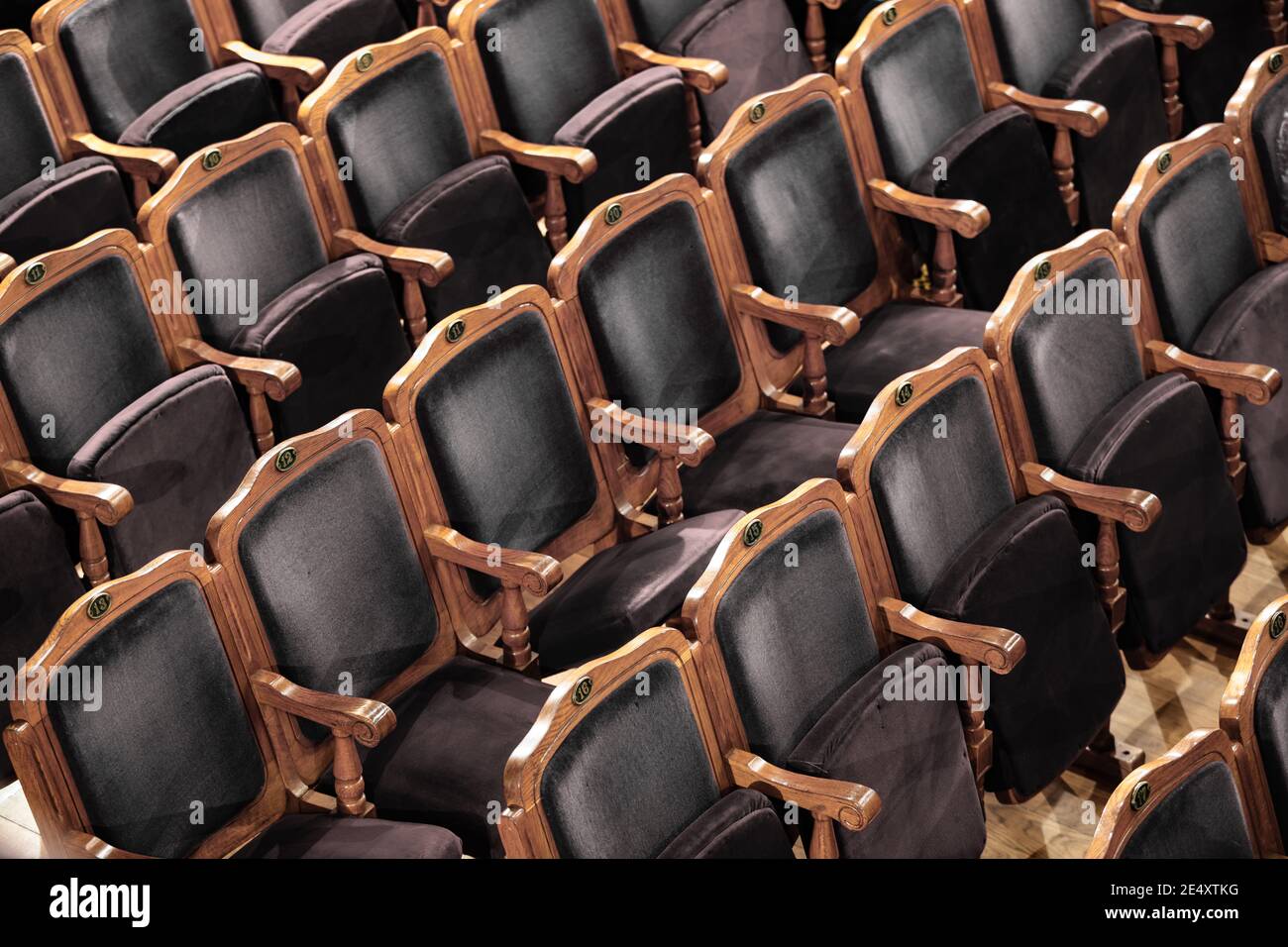 Row of red seats in theatre Stock Photo - Alamy
