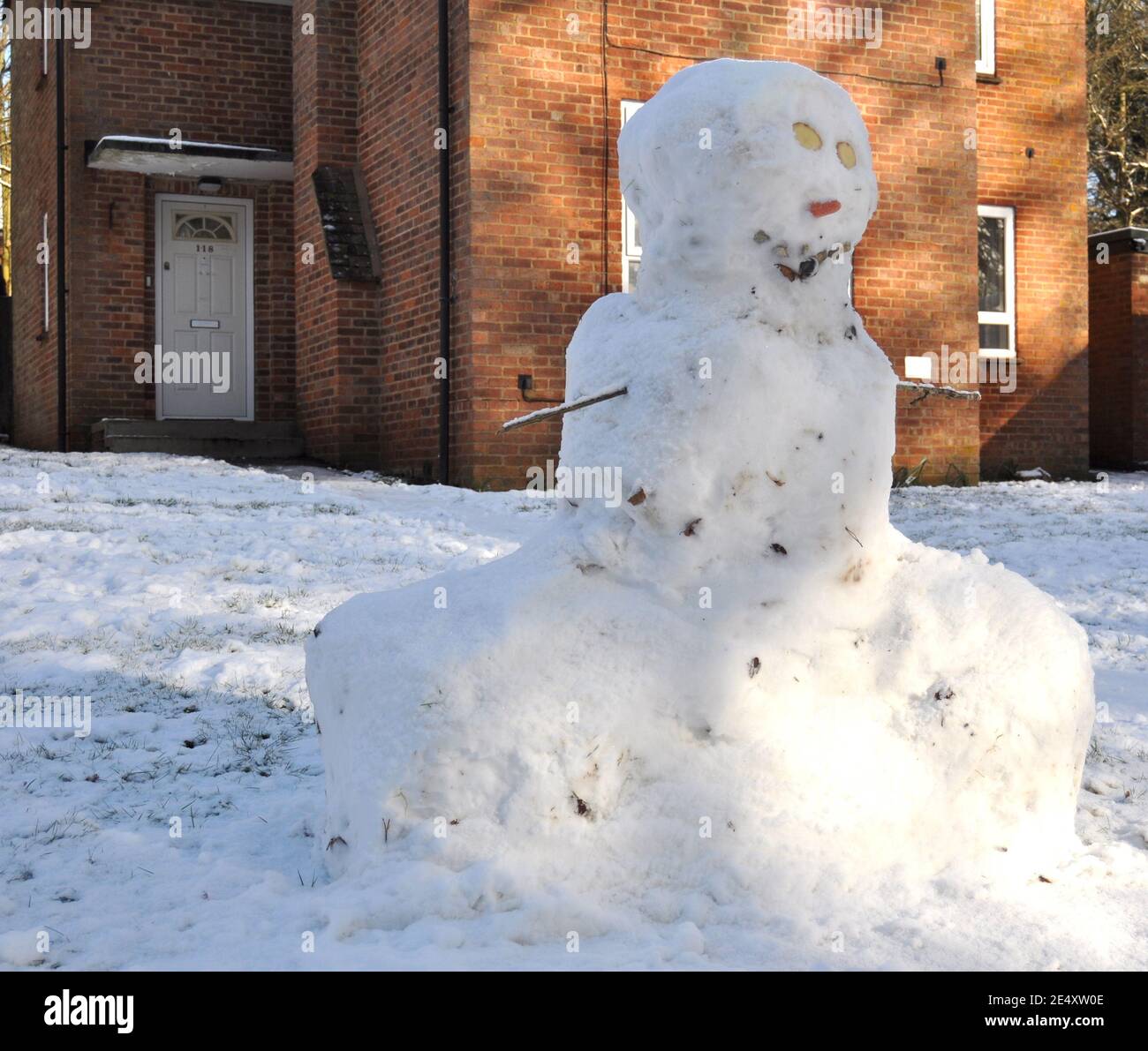 Snowman in front garden house hi-res stock photography and images - Alamy