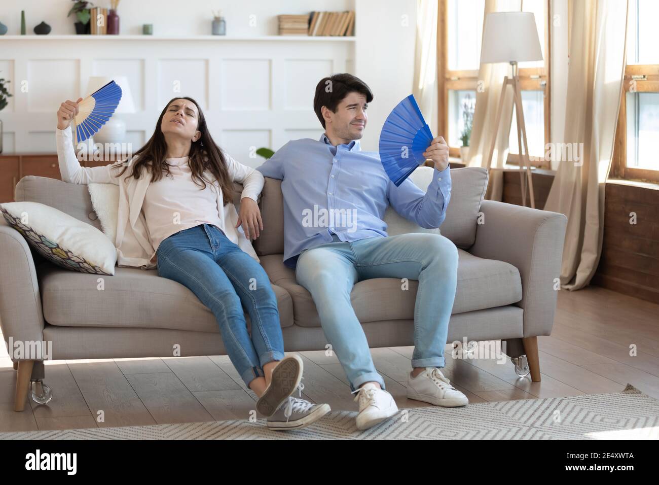 Man and woman waving hi-res stock photography and images - Alamy