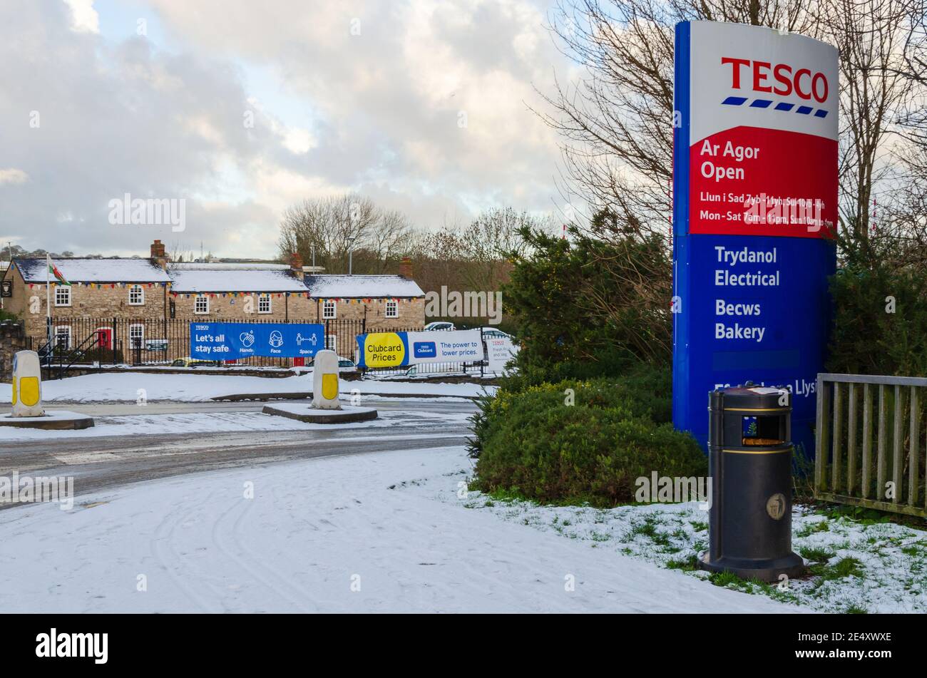 Tescos entrance hi-res stock photography and images - Alamy