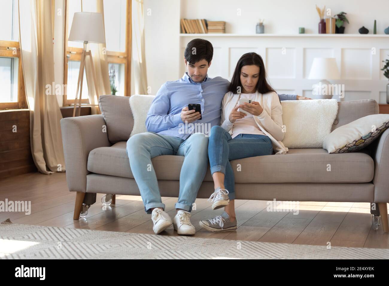 Ignoring phones hi-res stock photography and images - Alamy