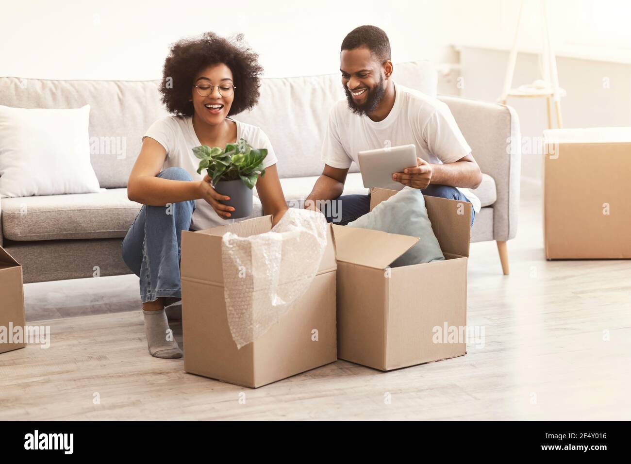 Packed boxes moving couple hi-res stock photography and images - Alamy