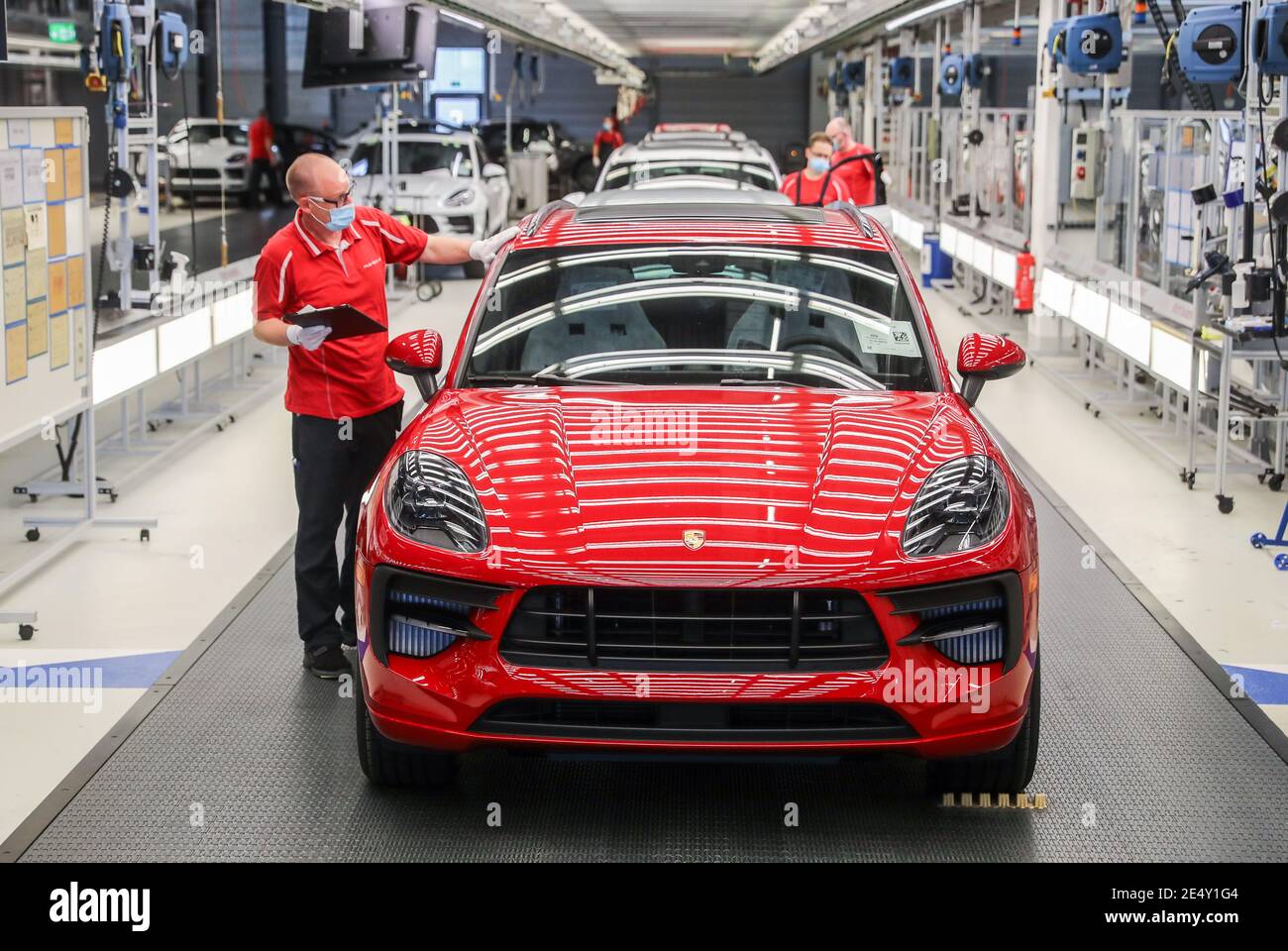 Cleaning porsche hi-res stock photography and images - Alamy