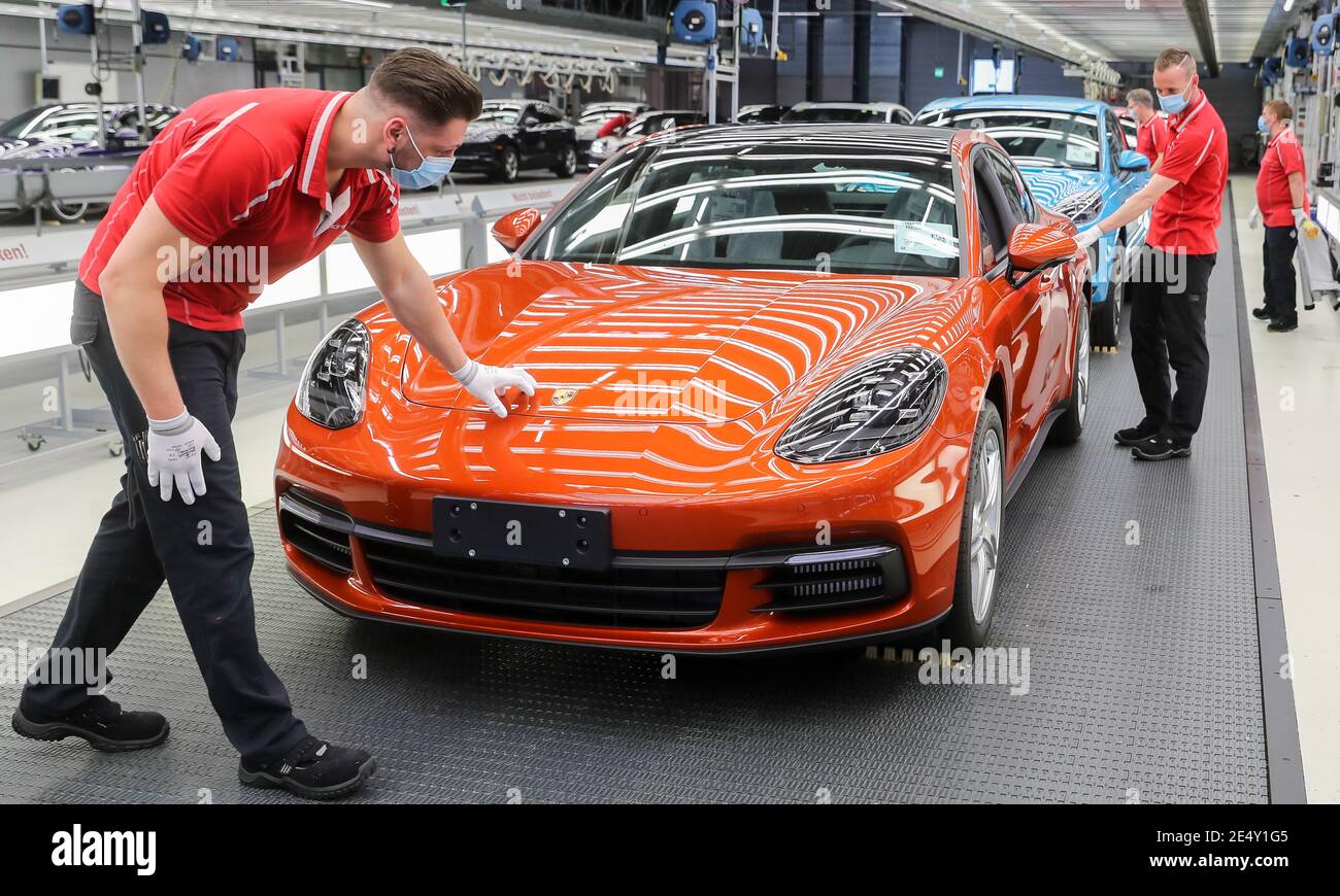 Cleaning porsche hi-res stock photography and images - Alamy