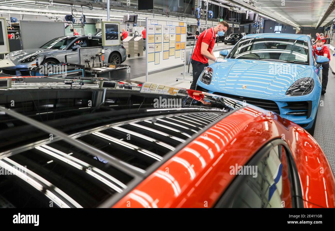 Cleaning porsche hi-res stock photography and images - Alamy