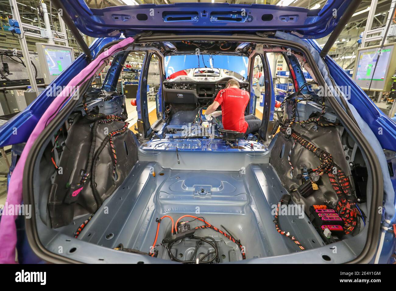 Cleaning porsche hi-res stock photography and images - Alamy