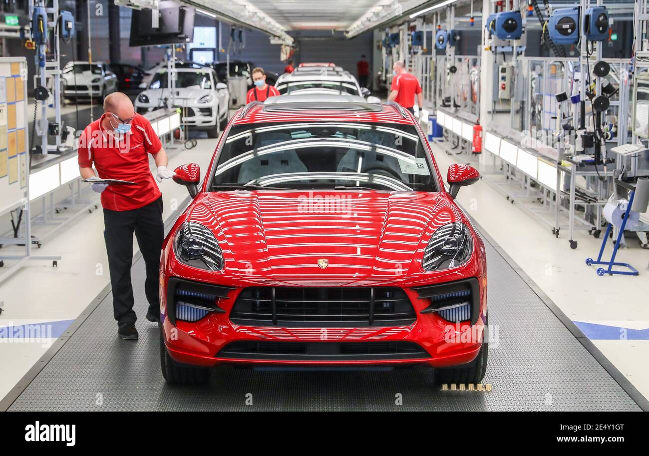 Cleaning porsche hi-res stock photography and images - Alamy