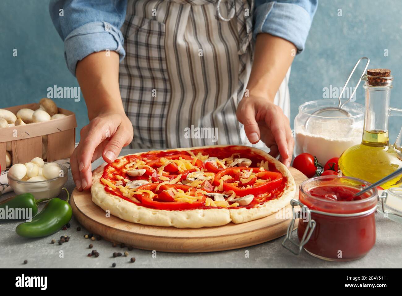 Woman hold raw pizza hi-res stock photography and images - Alamy