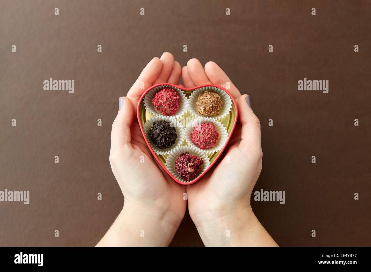 Hand holding chocolate box hi-res stock photography and images - Alamy