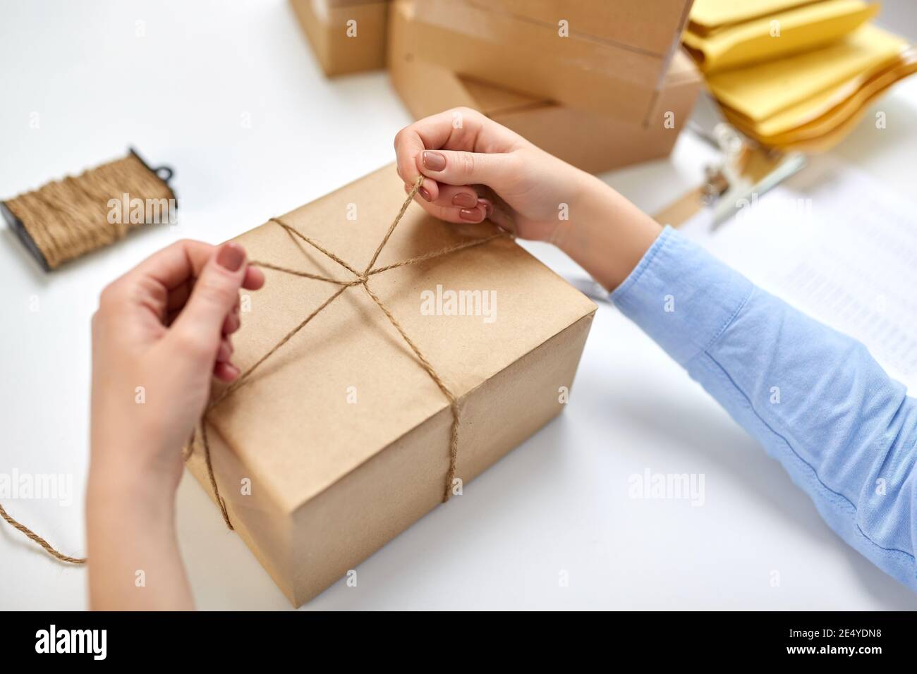 Rope tying hi-res stock photography and images - Alamy