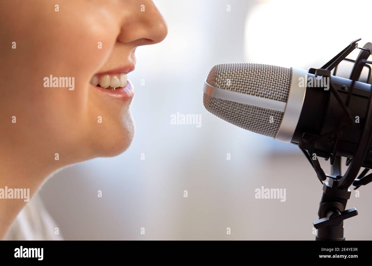 Talking into microphone hi-res stock photography and images - Alamy