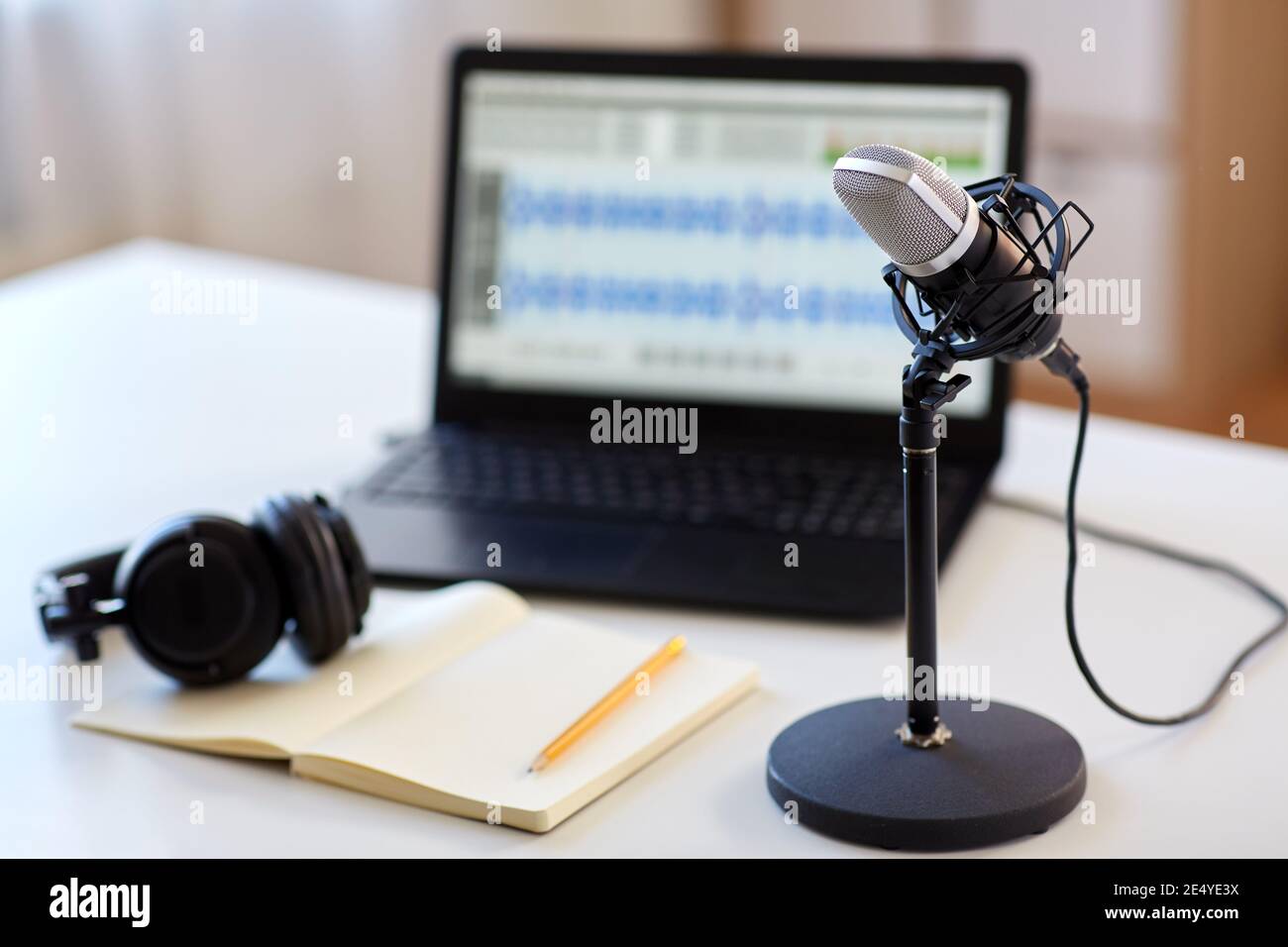 Laptop headphones notebook hi-res stock photography and images - Alamy