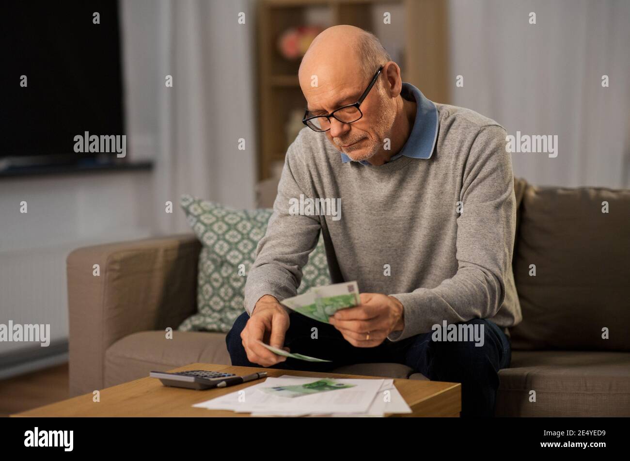 Old man counting hi-res stock photography and images - Alamy