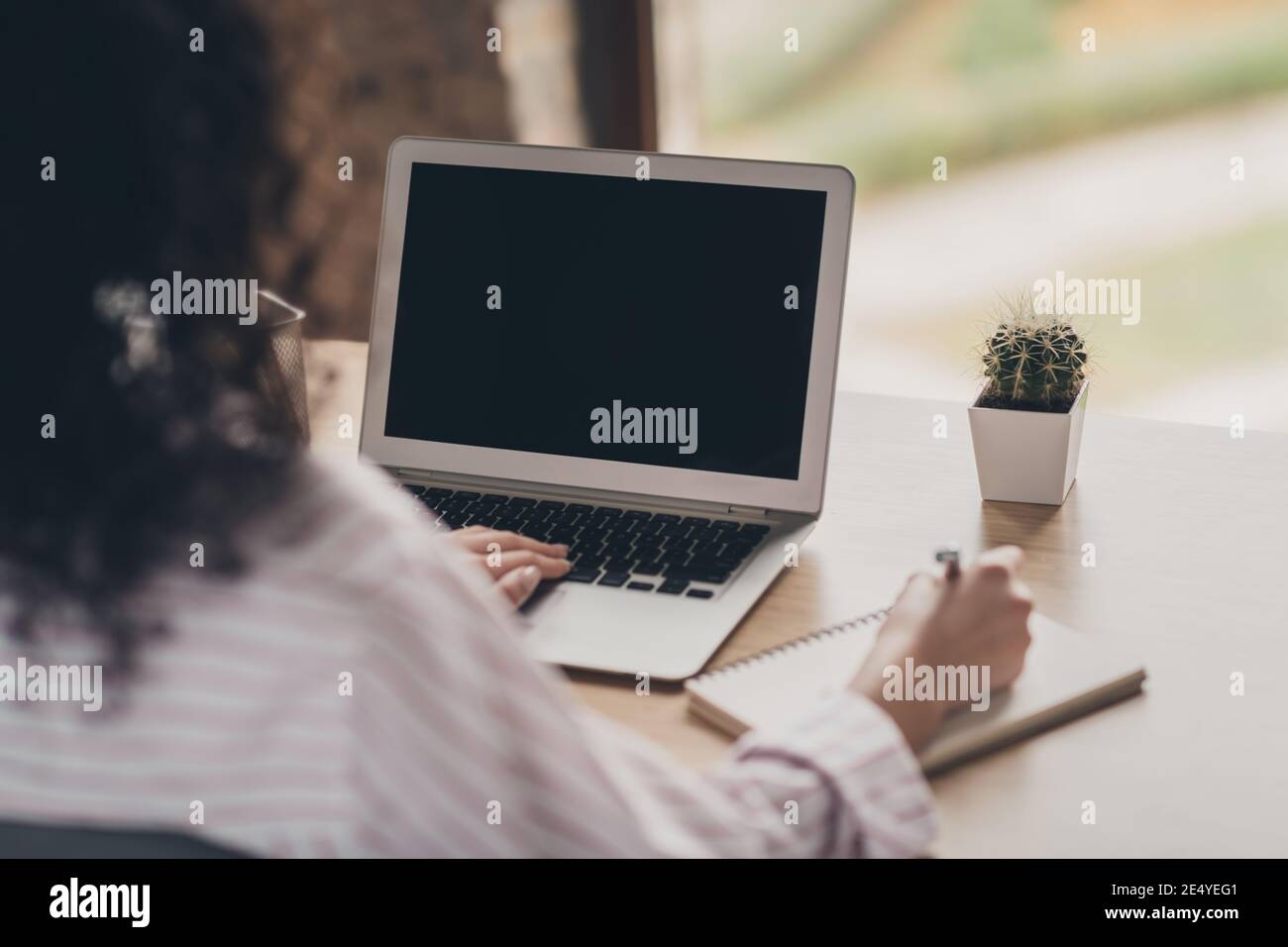 Photo portrait back rear spine view of woman writing in notepad working ...