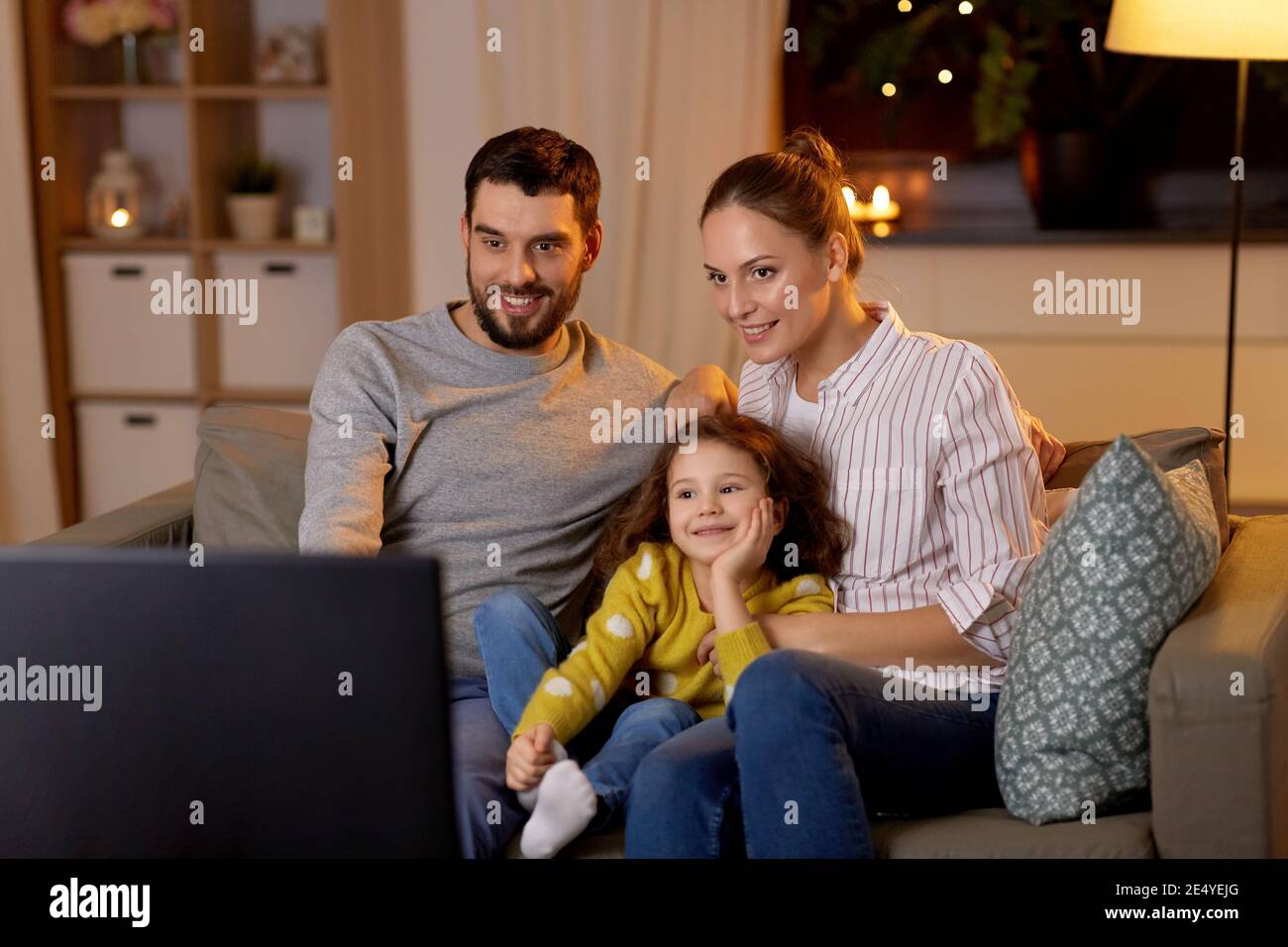 Family watching tv at home hi-res stock photography and images - Alamy