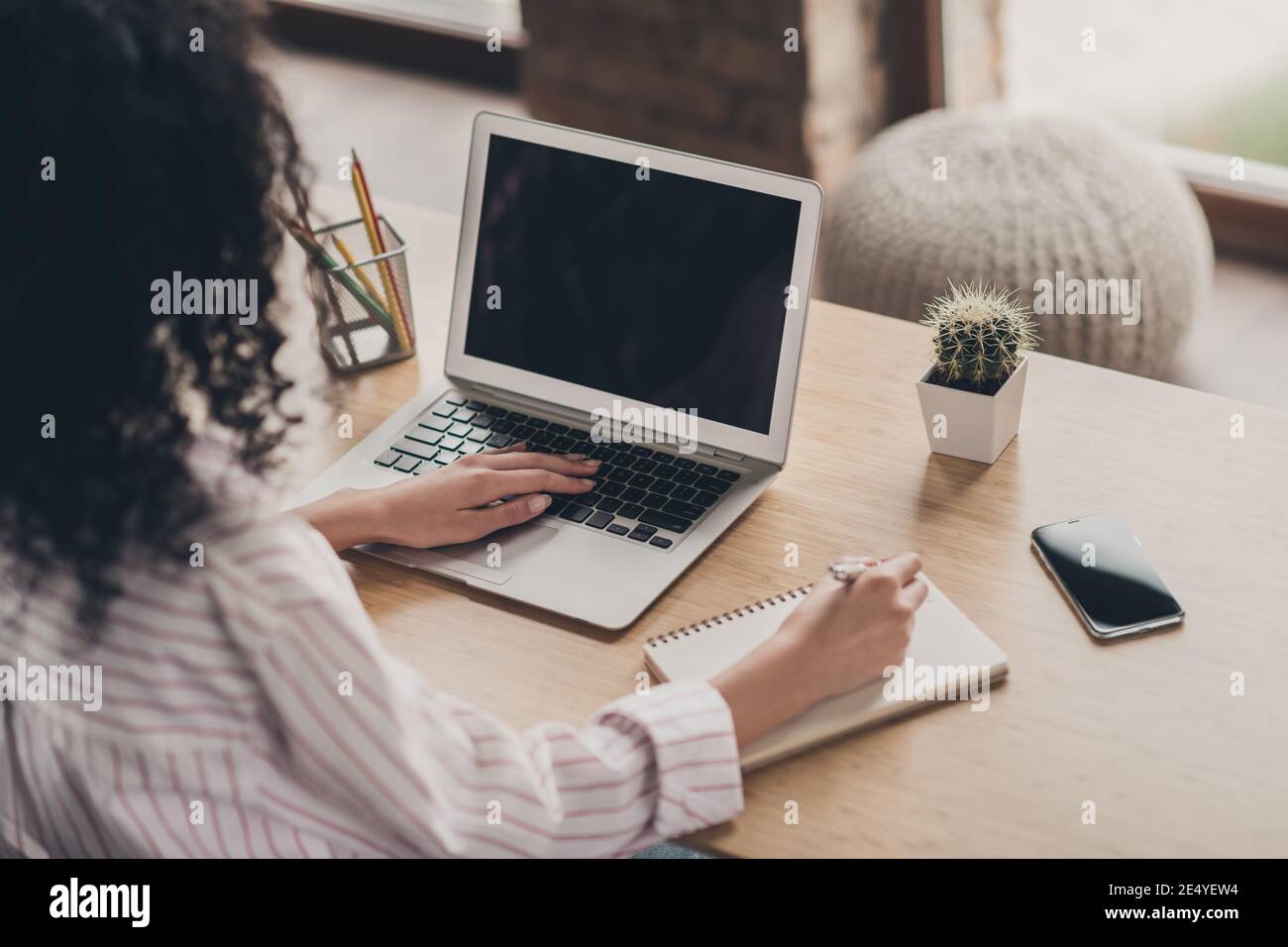 Photo portrait back rear spine view of woman working on laptop with ...