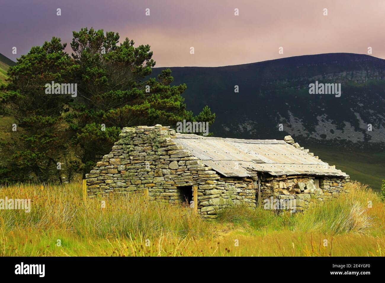 Scottish croft house cottage blue sky hi-res stock photography and ...