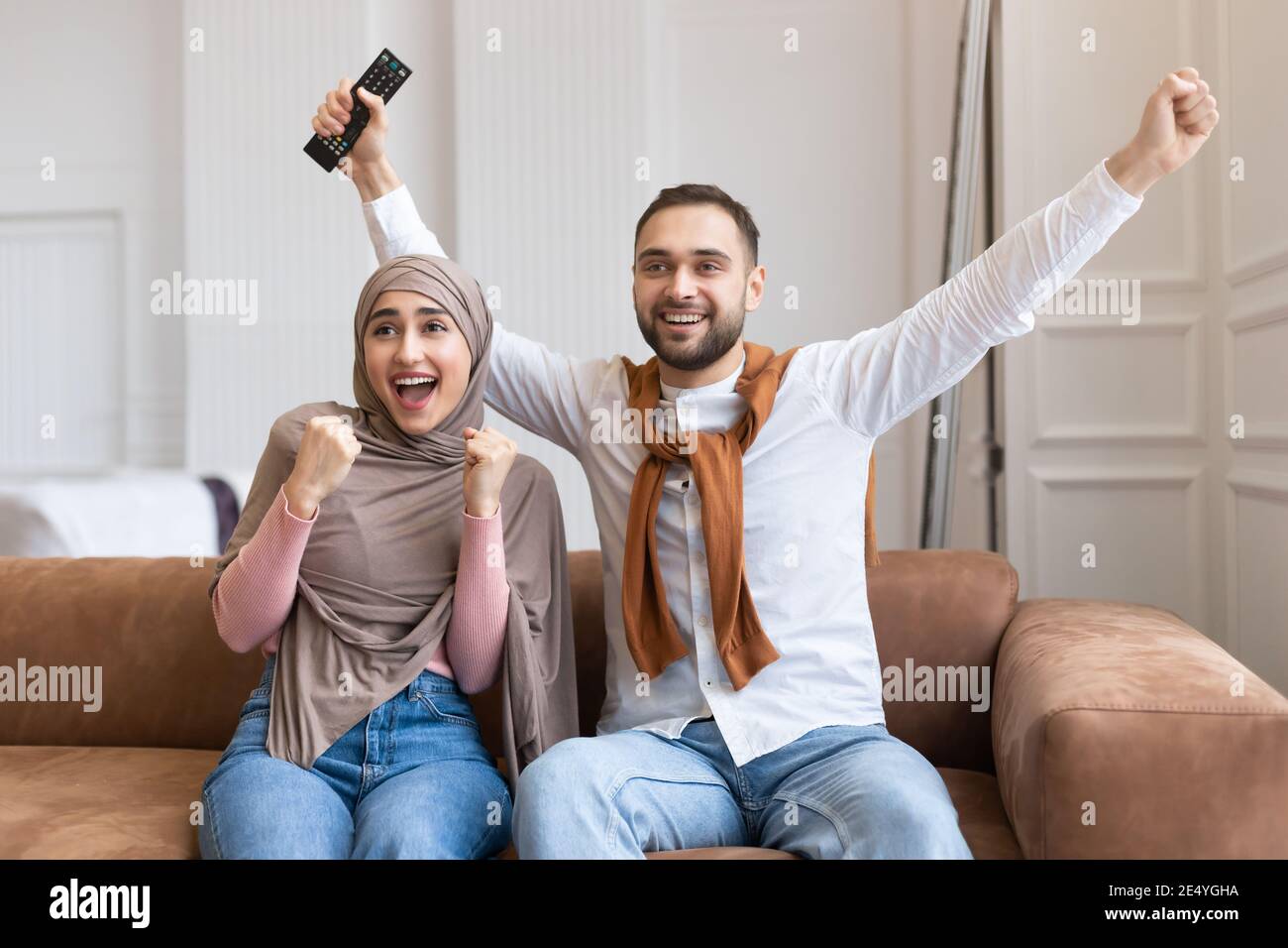 Arabic family watching tv hi-res stock photography and images - Alamy