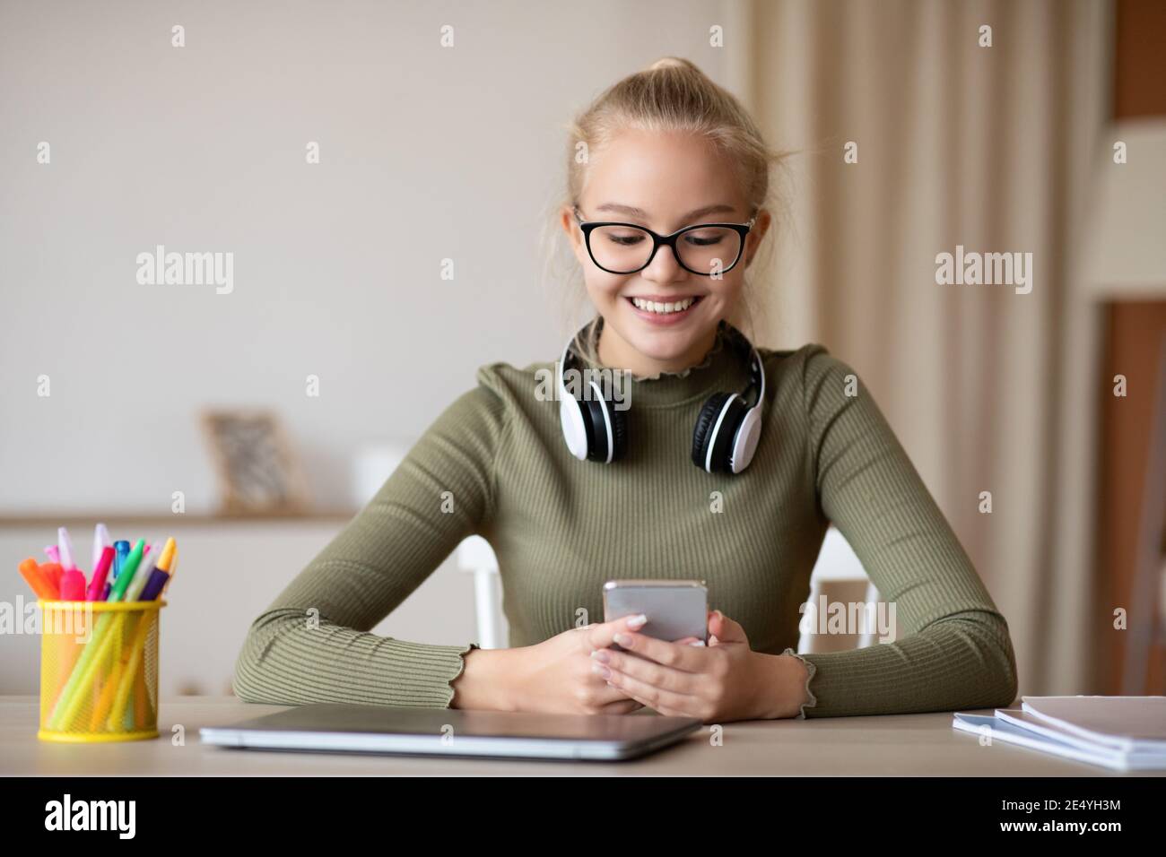 Teen mobile phone studying hi-res stock photography and images - Alamy