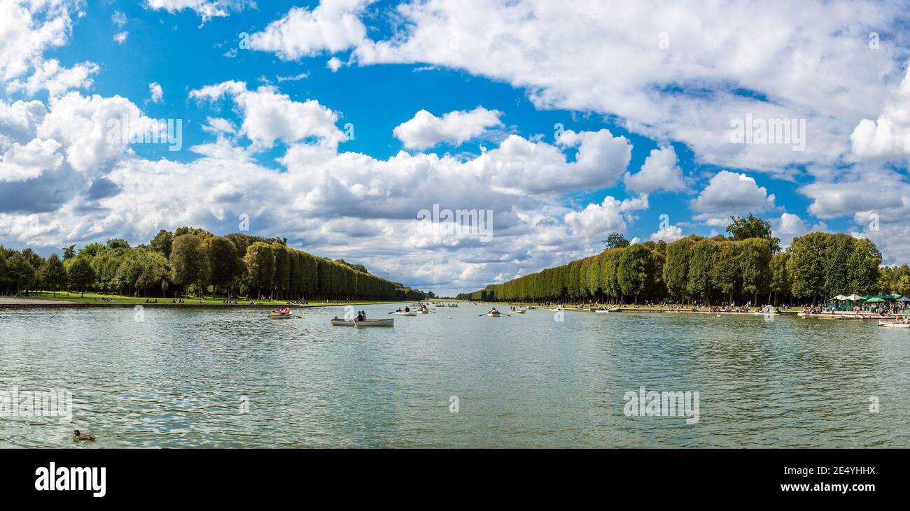 Lake in The Gardens of Versailles in a beautiful summer day in Paris ...