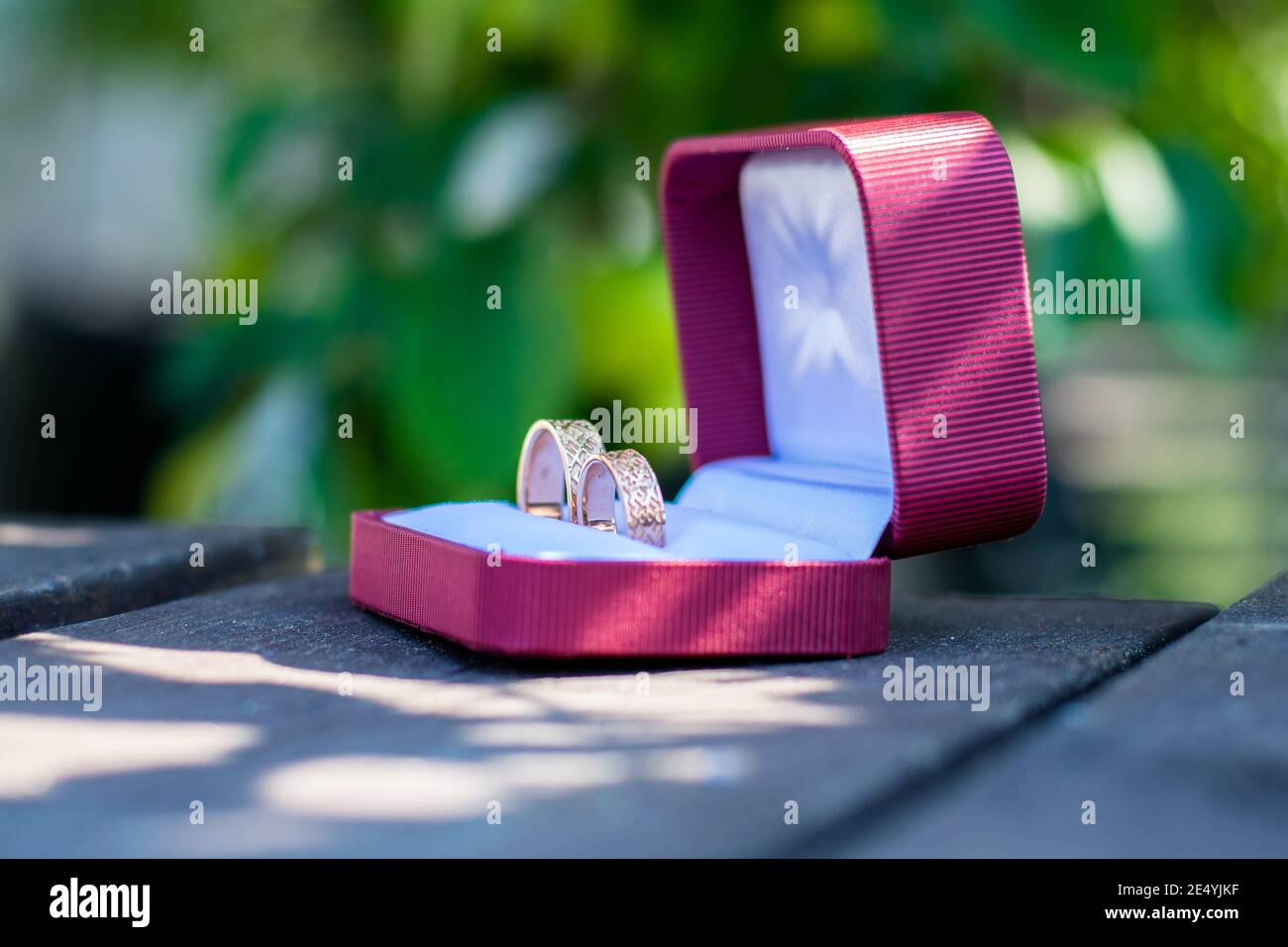 Red velvet case hi-res stock photography and images - Alamy