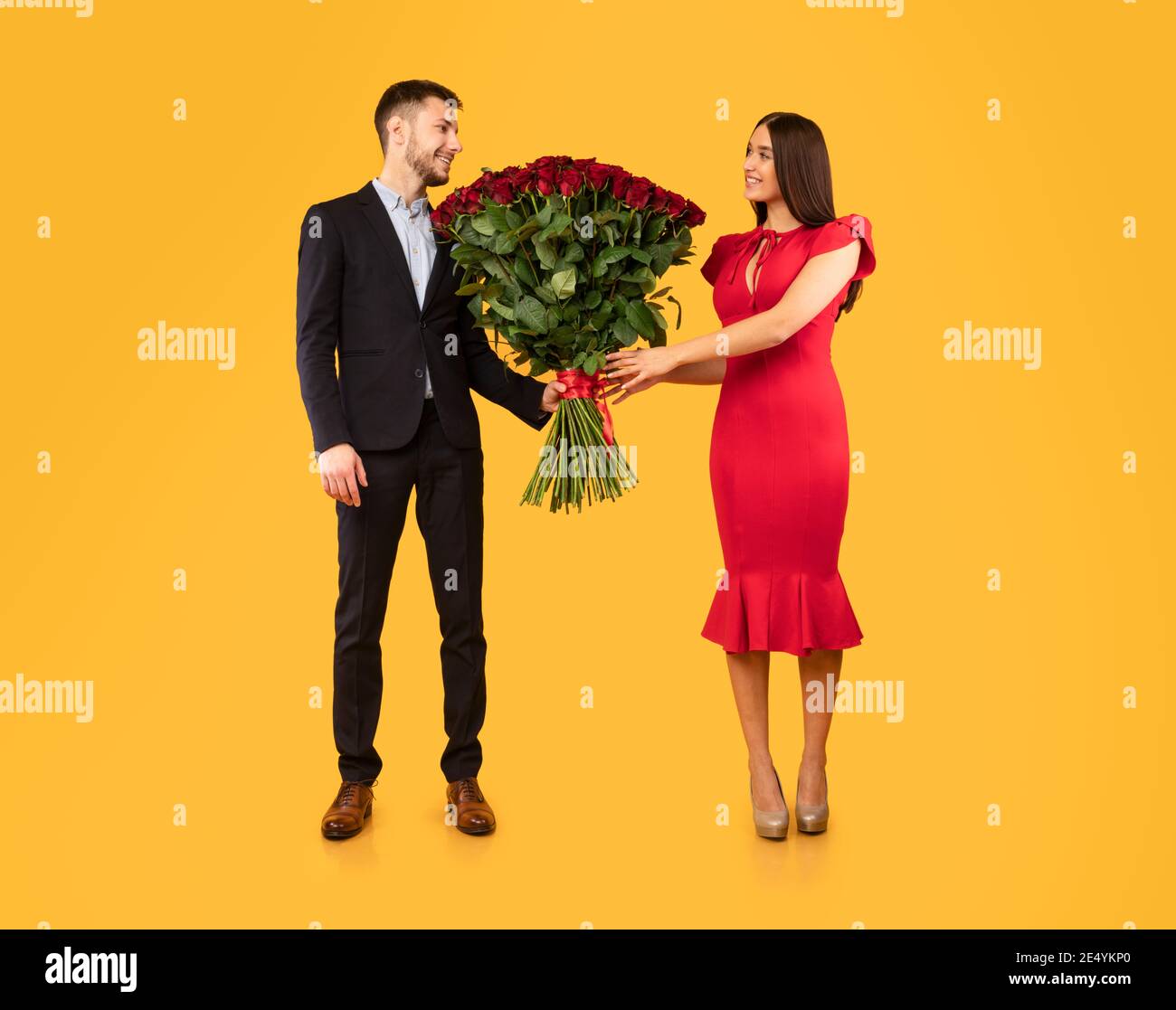 Man giving woman roses full hi-res stock photography and images - Alamy