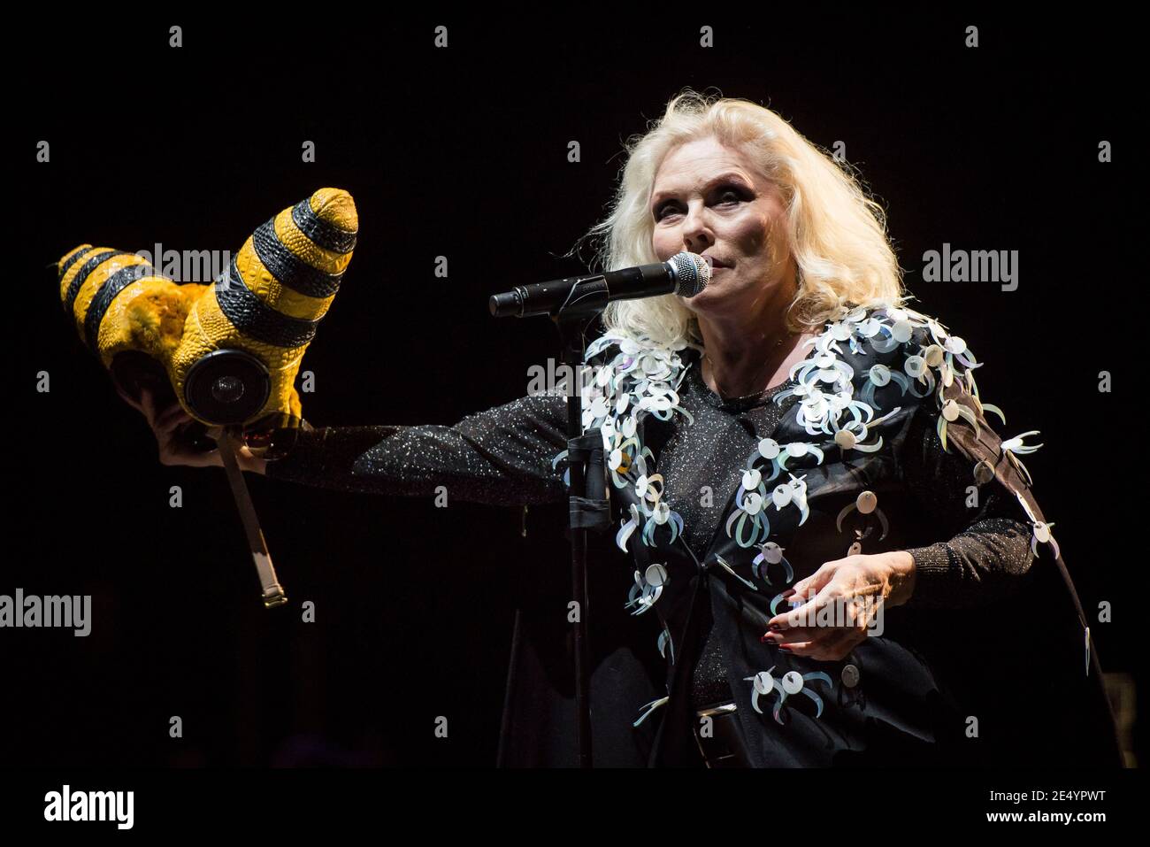 Debbie harry blondie stage hi-res stock photography and images - Alamy