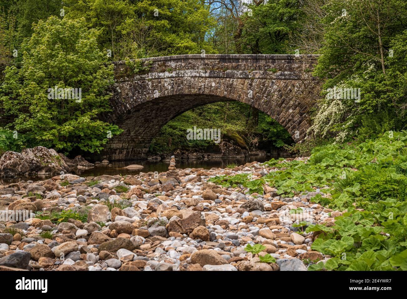 Stone bridge over the River Wharfe in Hubberholme, North Yorkshire ...