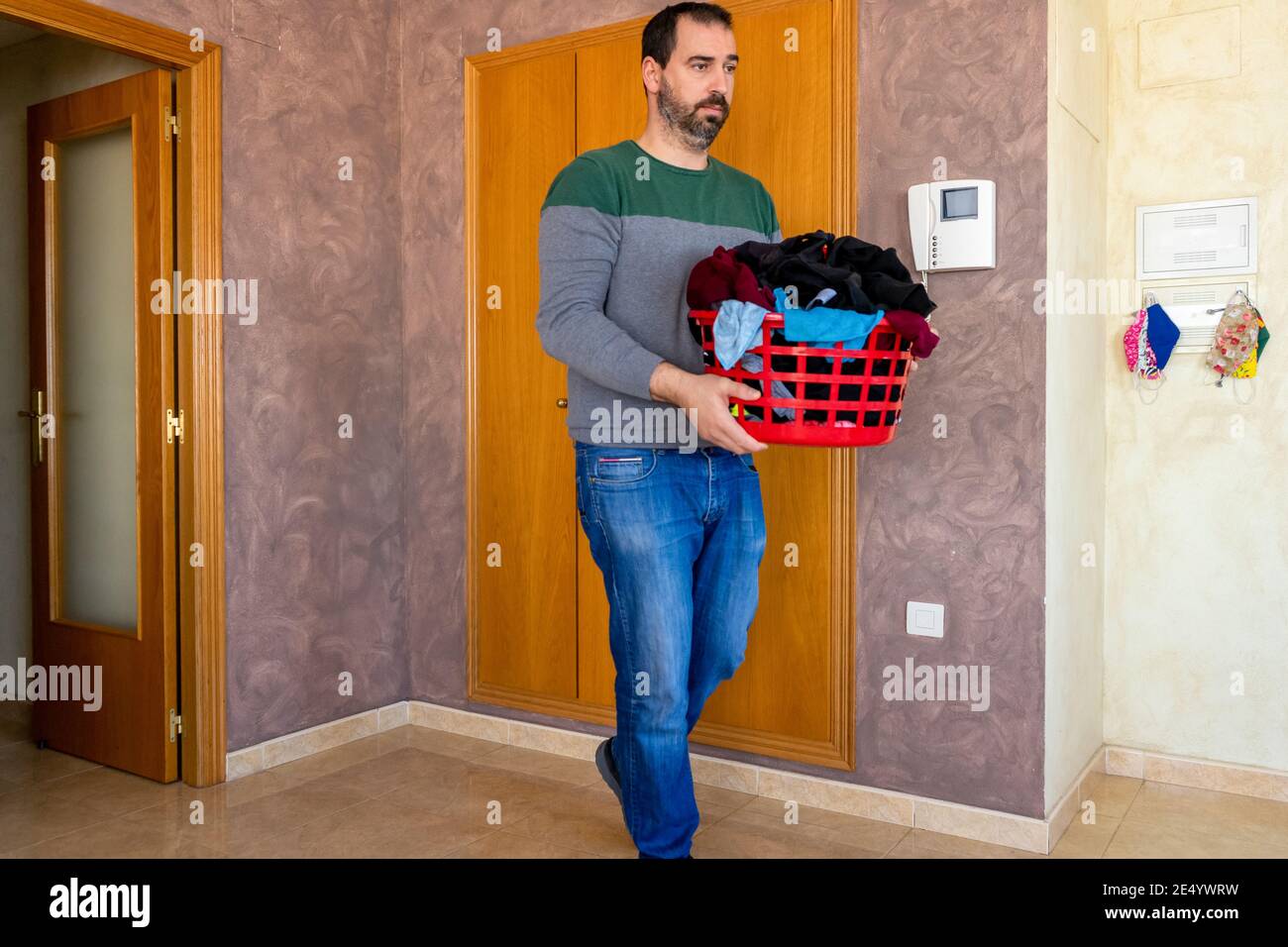 Man carrying washing machine hi-res stock photography and images - Alamy