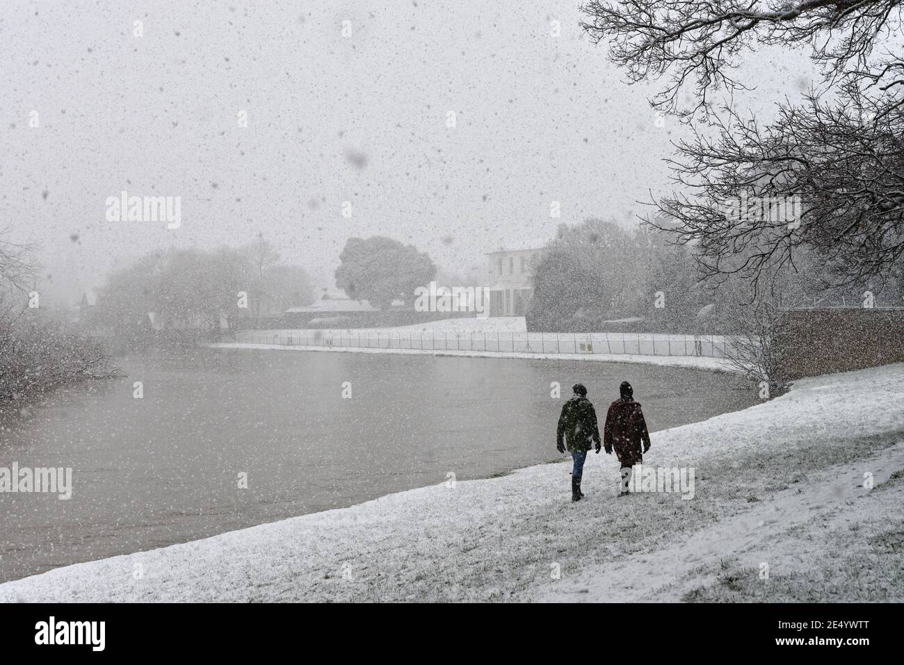 Heavy snowfall uk hi-res stock photography and images - Alamy