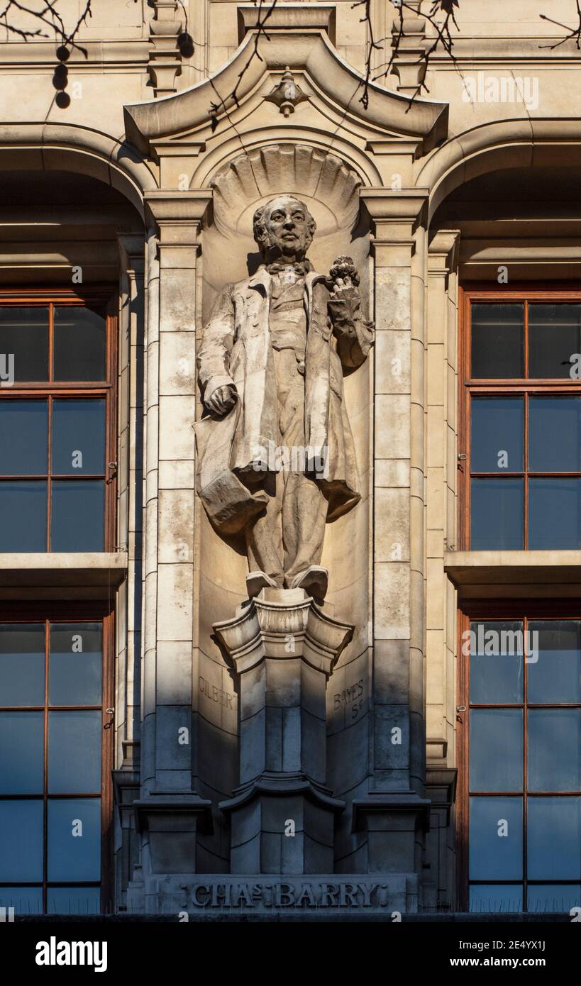 Statue in niche on the exterior of the Victoria and Albert Museum (V ...