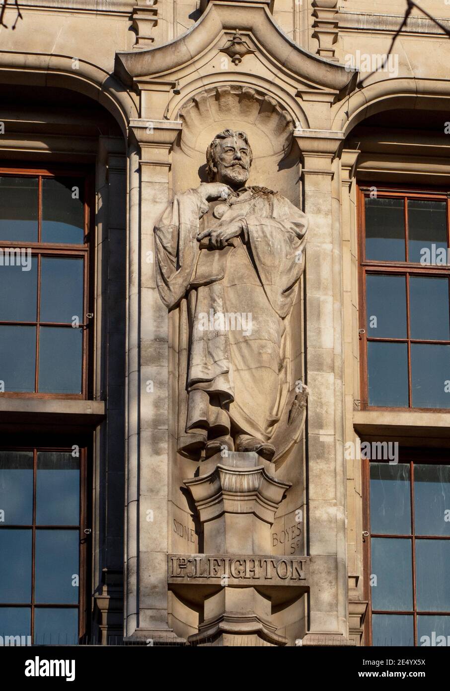 Statue in niche on the Cromwell Road front exterior of the Victoria and ...