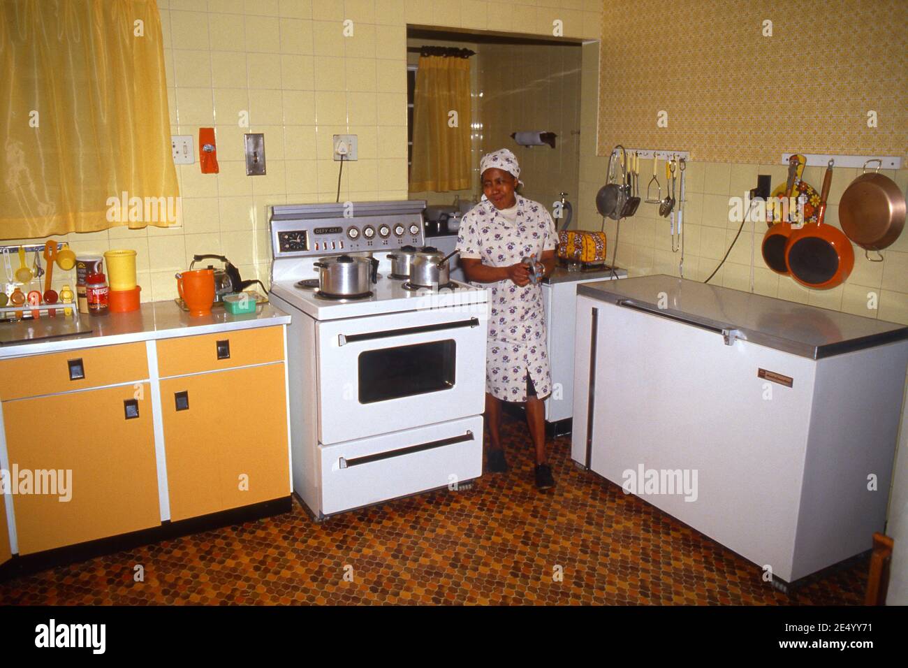 Kitchen servant hi-res stock photography and images - Alamy