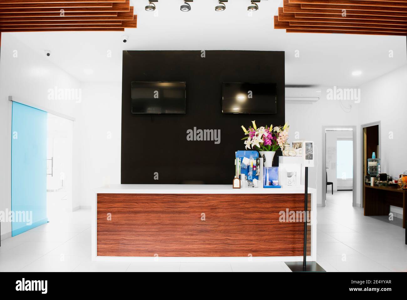 Hospital interior modern reception hi-res stock photography and images ...