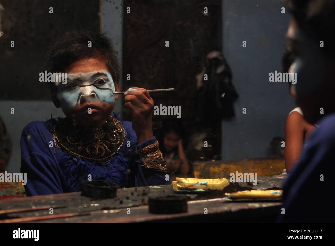 Young performer makes himself up as the Monkey for the wayang orang ...