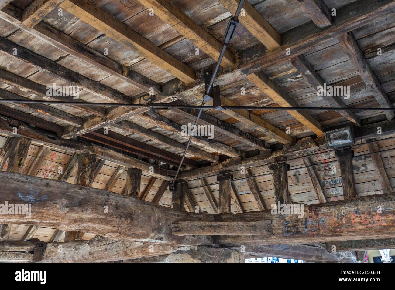 Timber beams hi-res stock photography and images - Alamy