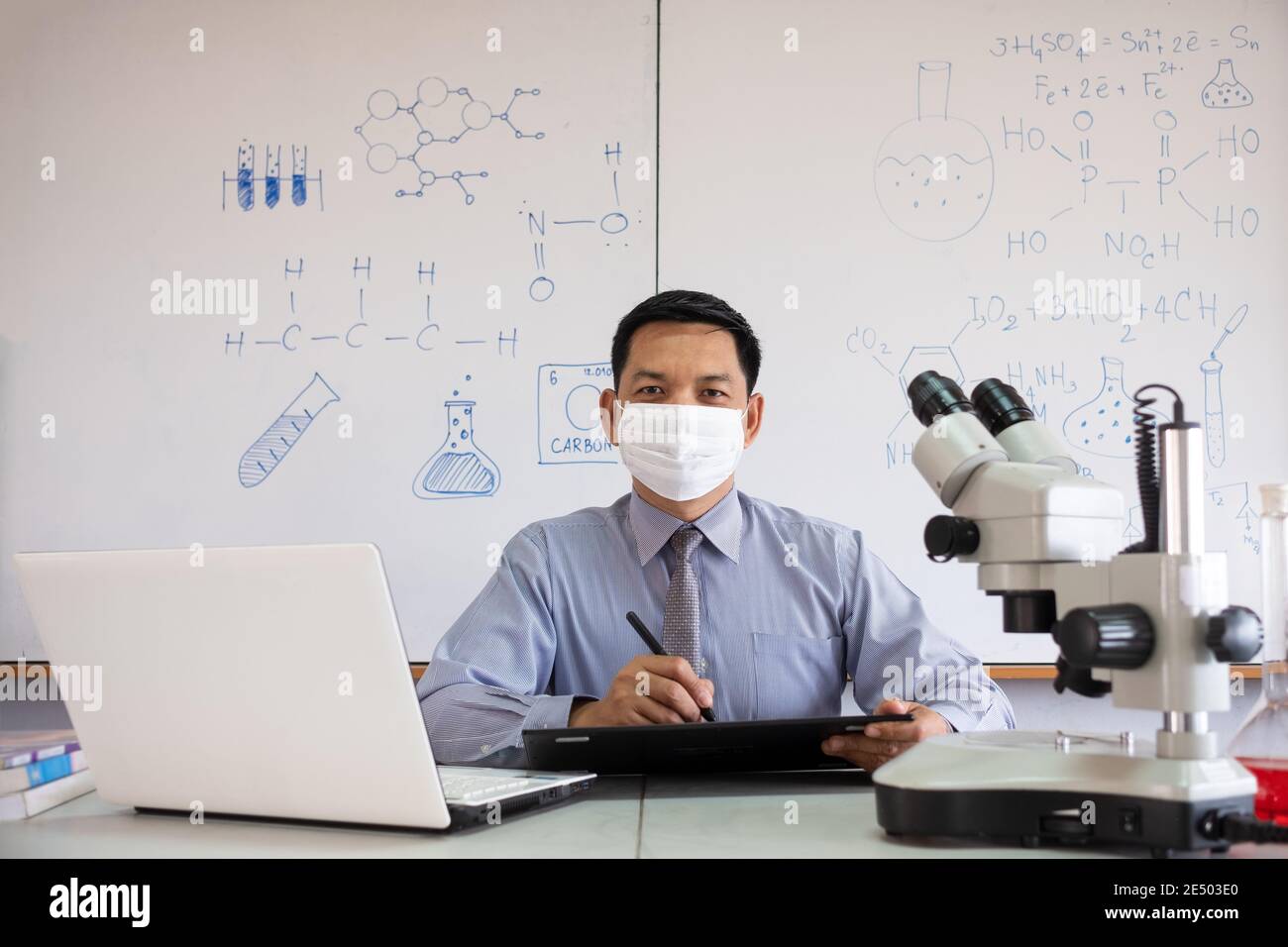 Teacher wearing mask hi-res stock photography and images - Alamy
