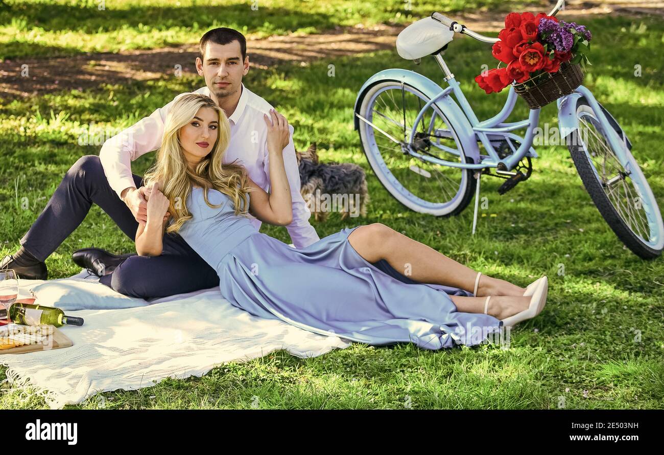 Couple cuddling on picnic blanket hi-res stock photography and images ...