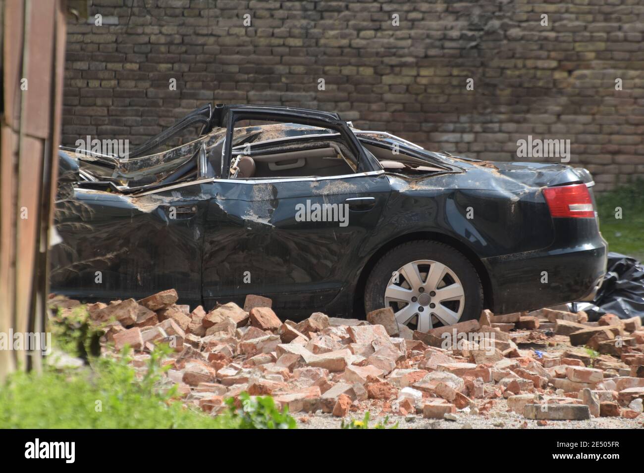 Cars damaged by earthquake hi-res stock photography and images - Alamy