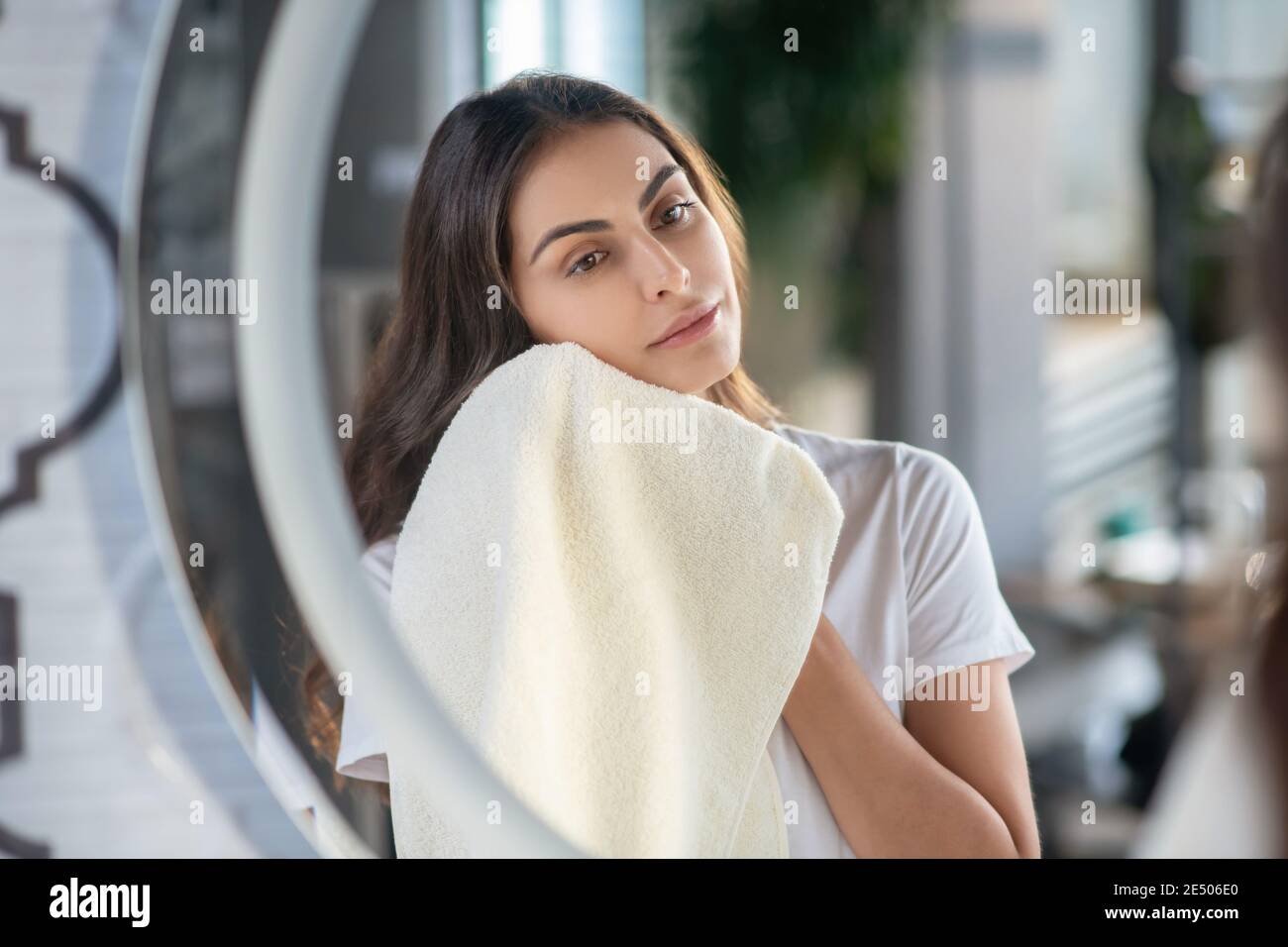 Woman drying her skin with a towel Stock Photo - Alamy