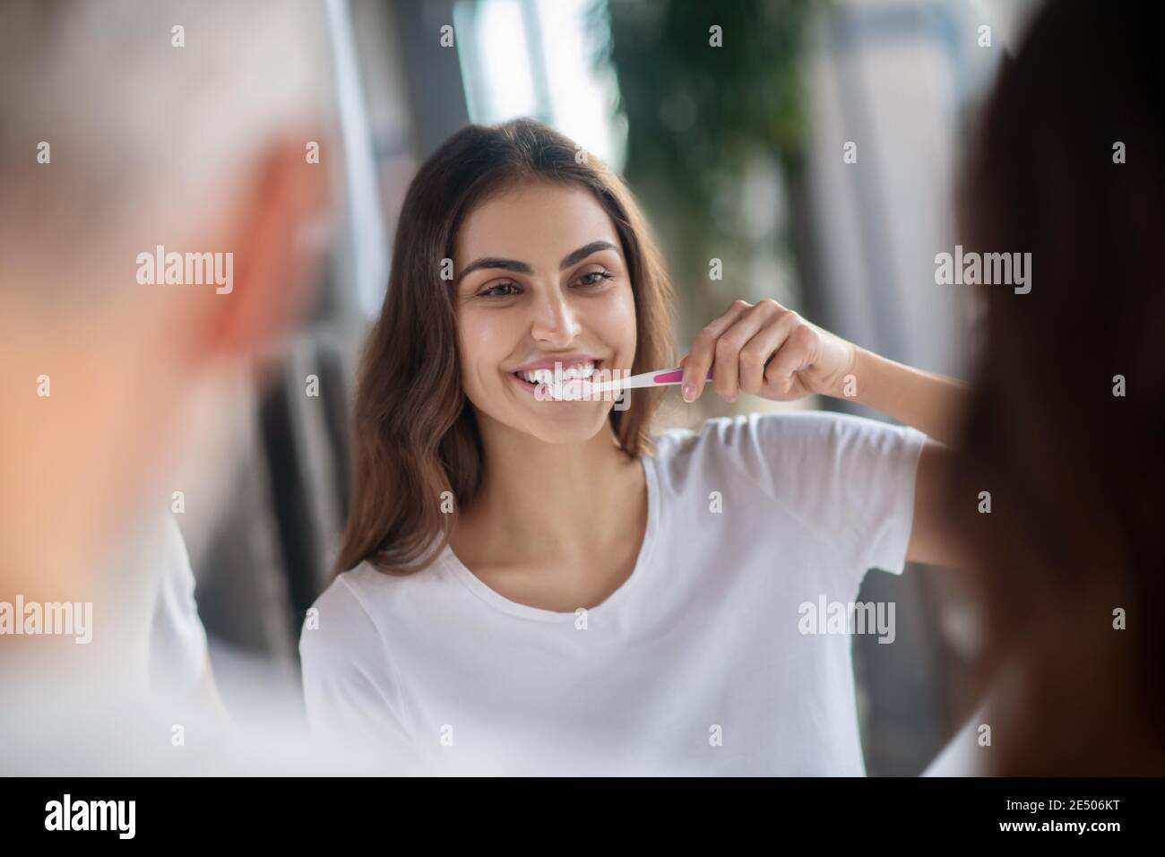 Woman brushing her teeth in the morning Stock Photo - Alamy