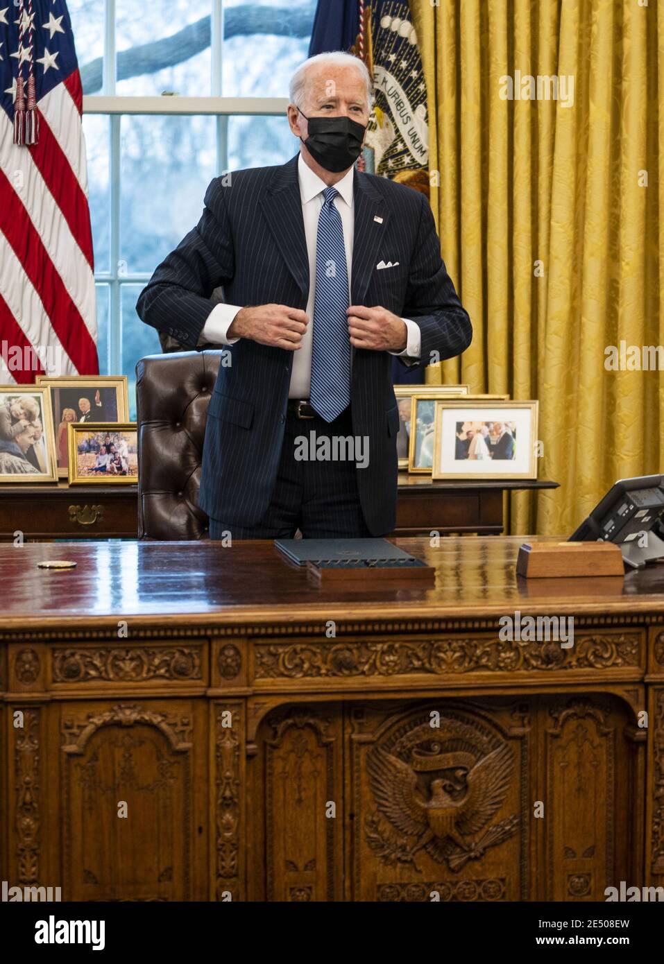 White house oval office desk hi-res stock photography and images - Alamy