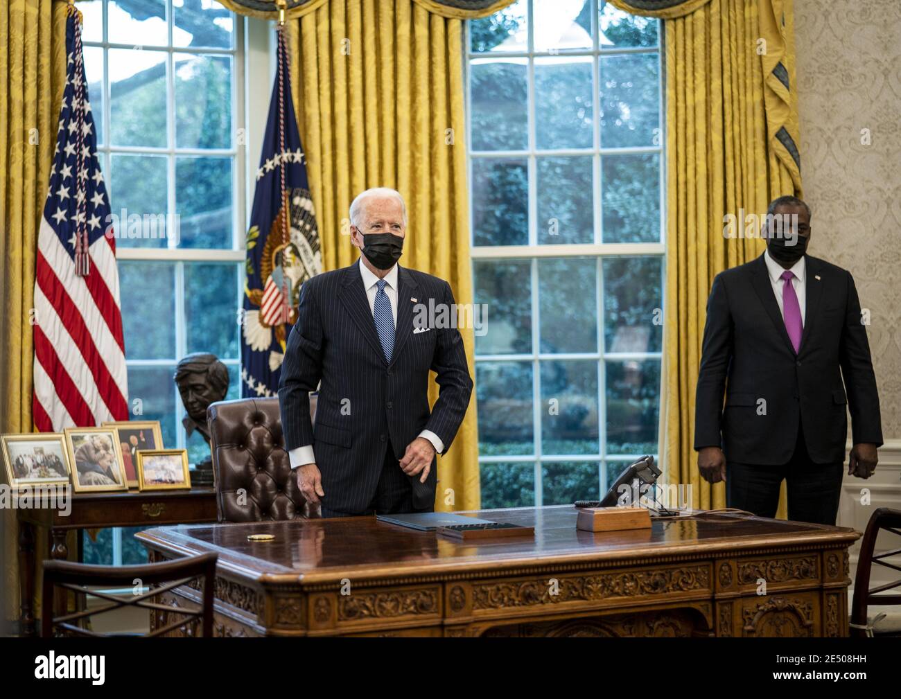 Oval office desk 2021 hi-res stock photography and images - Alamy