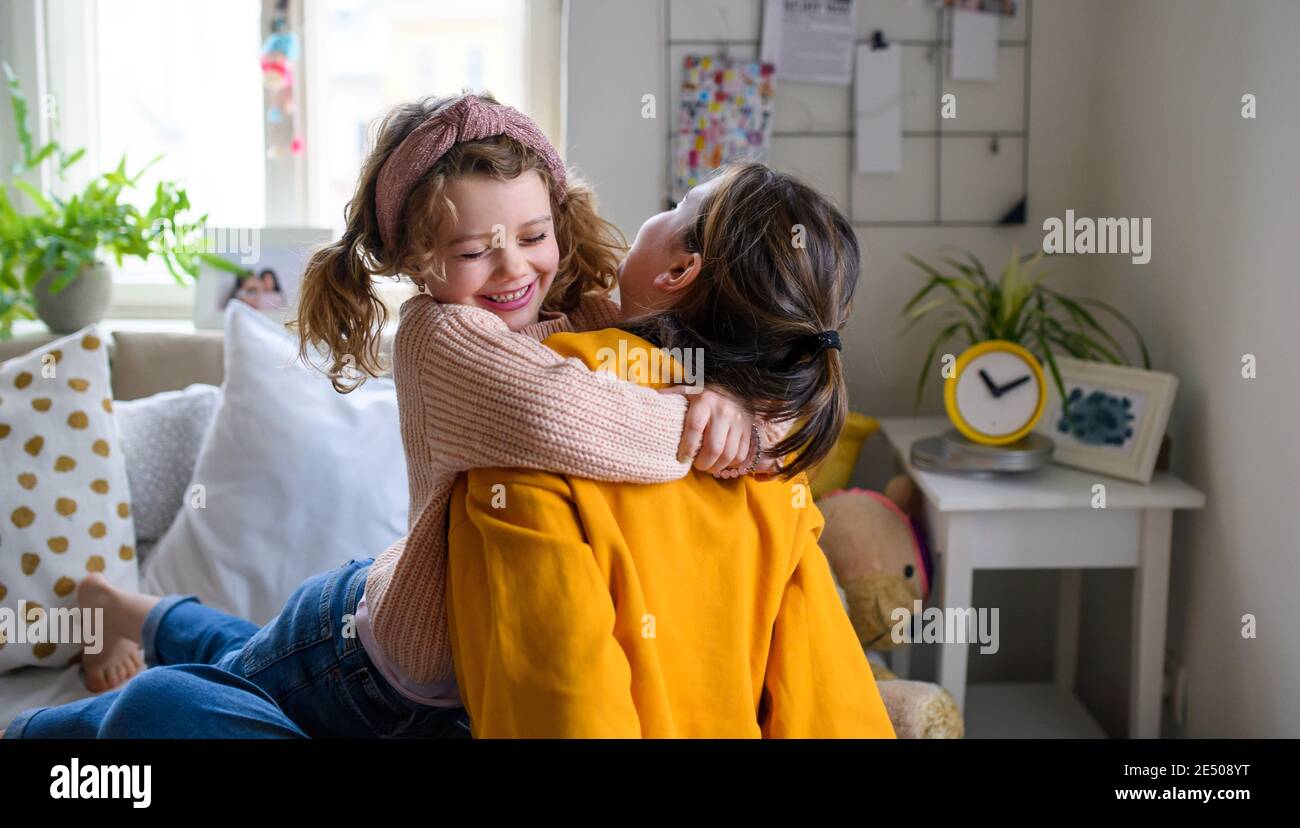 Teen sisters and hugging hi-res stock photography and images - Alamy