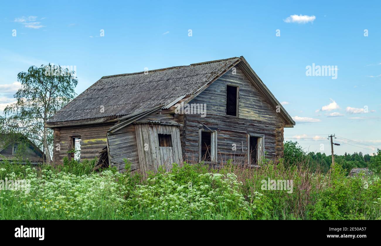 Wooden Log Cabin House abandoned building Stock Photo - Alamy