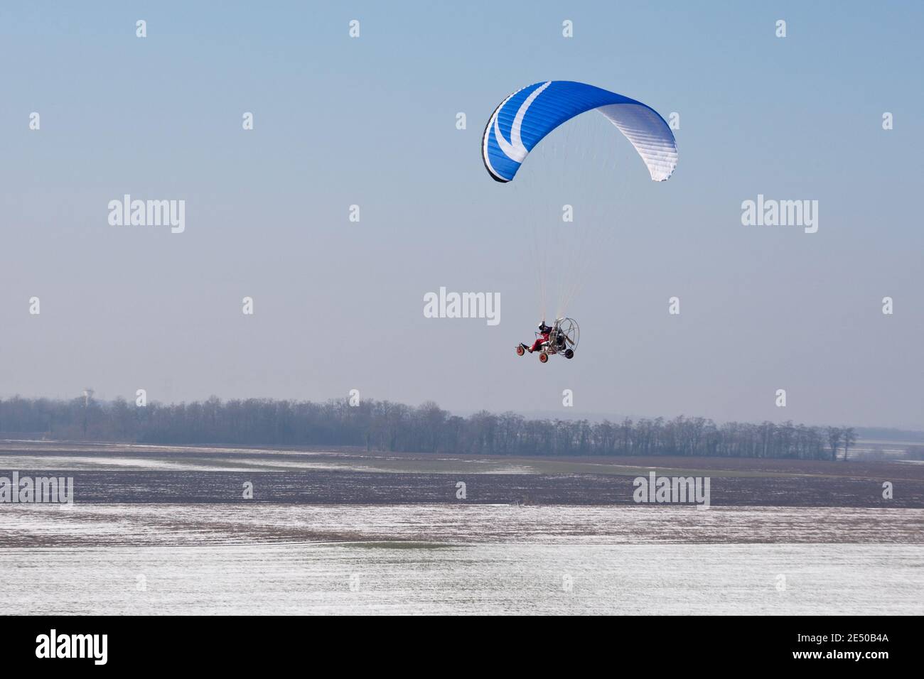 Flying over the horizon hi-res stock photography and images - Alamy