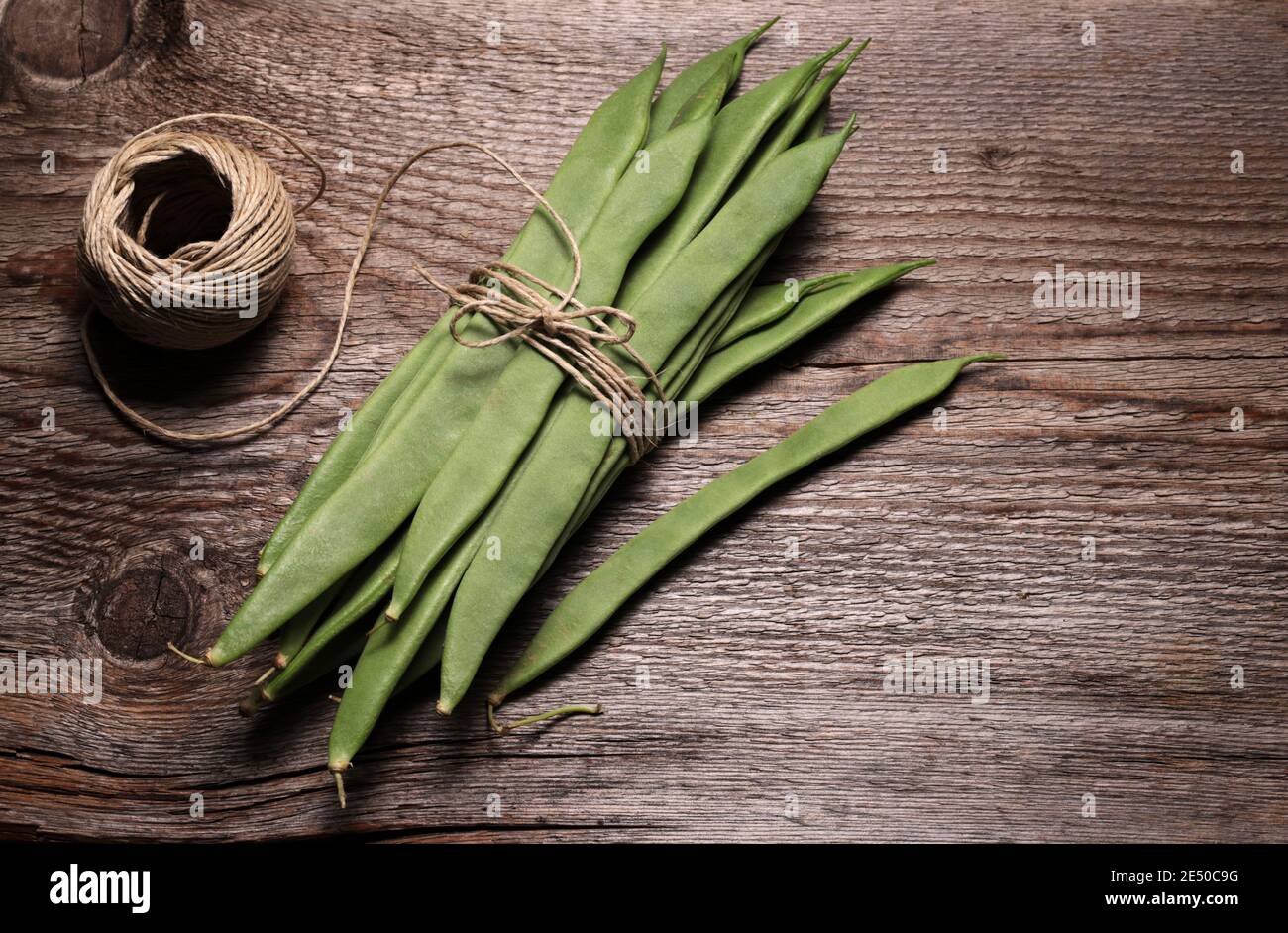 Piattoni green beans isolated on wooden background. Taccole. Top view ...