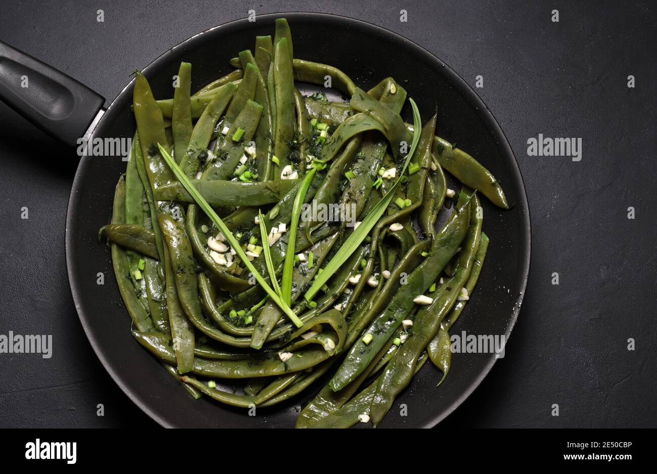 Frying pan with green beans on dark background. Taccole, Piattoni. Top ...