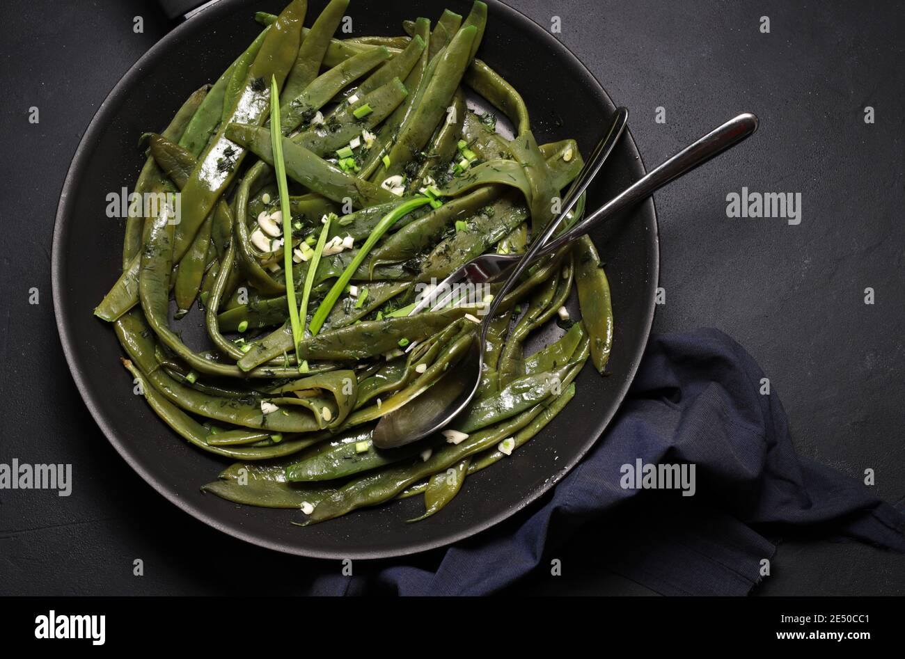 Frying pan with green beans on dark background. Taccole, Piattoni. Top ...