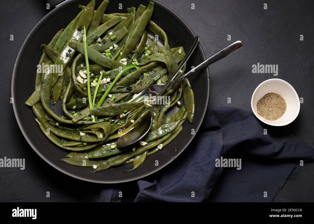 Frying pan with green beans on dark background. Taccole, Piattoni. Top ...